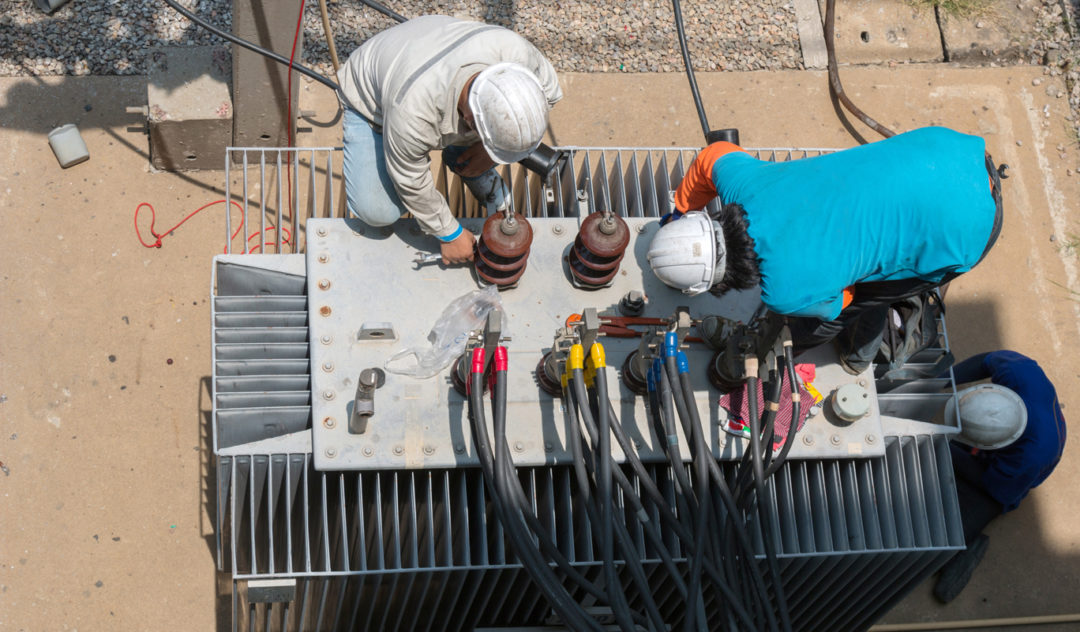 ¿Qué es un transformador eléctrico y cómo funciona?