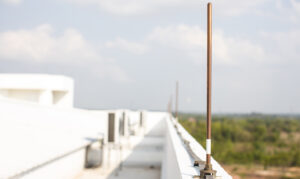 La diferencia entre pararrayos y apartarrayos